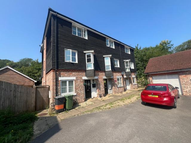 3 BEDROOM End of Terrace House