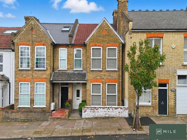 4 Bedroom End Of Terrace House