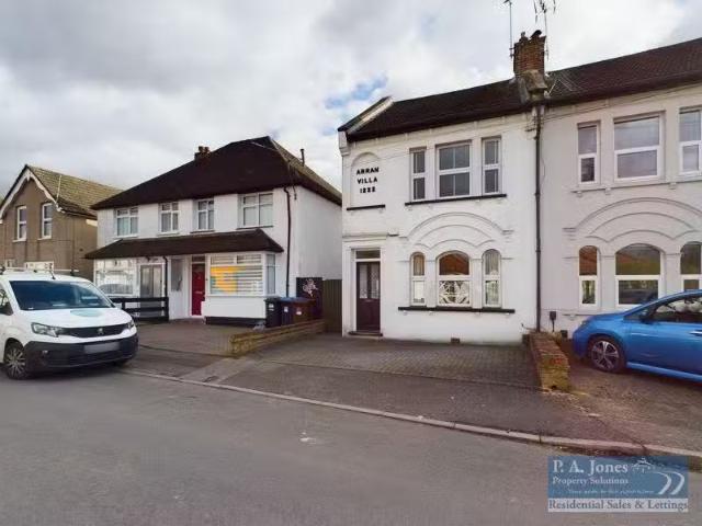 3 bedroom end of terrace house for rent in Caterham On The Hil.