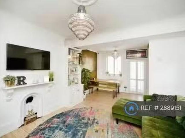 3 bedroom end of terrace house for rent in Camelford Street, B.