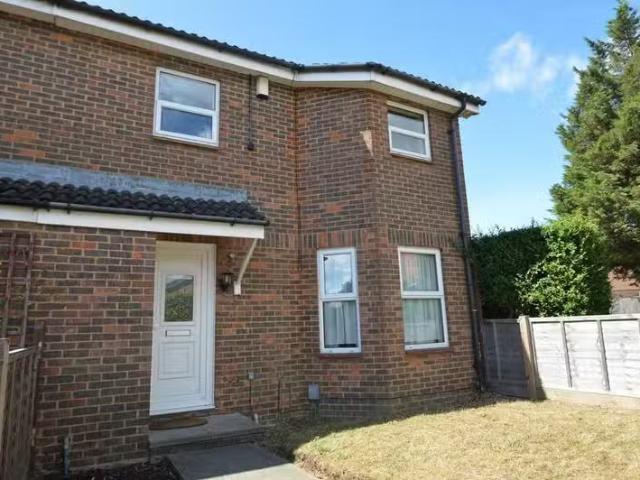 3 bedroom end of terrace house for rent in Creswick Court, Wel.