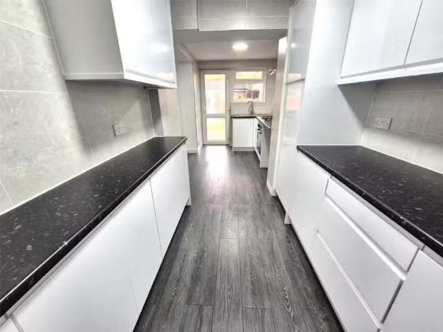 3 bedroom end of terrace house for rent in Cubbington Road, Lo.