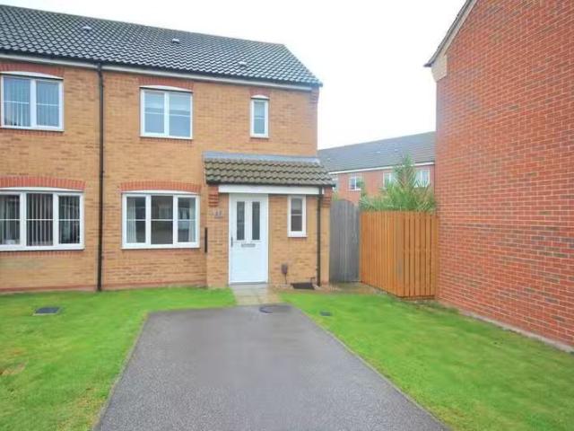 3 bedroom end of terrace house for rent in Aidans Close, Donca.