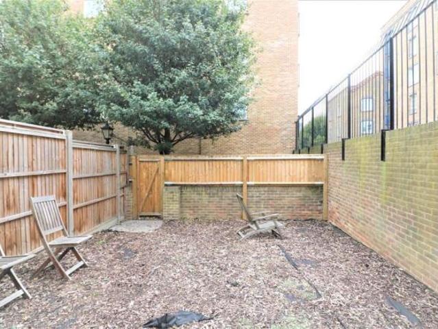 3 bedroom end of terrace house for rent in Albert Mews, Limehouse, London, E14