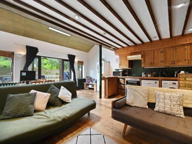 3 bedroom end of terrace house for rent in Avenue Road, Acton, W3