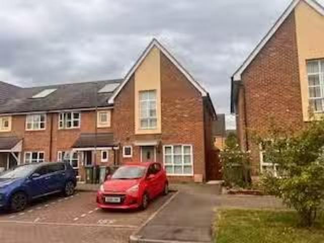 3 bedroom end of terrace house for rent in Aylesbury, Null, HP21