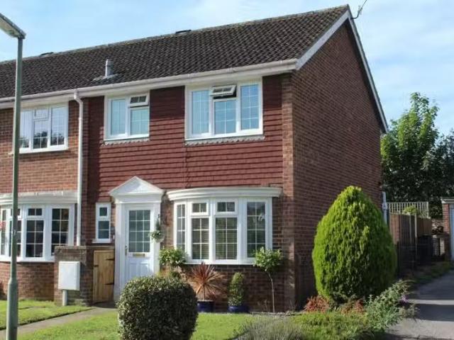 3 bedroom end of terrace house for rent in Bannister Close, Go.