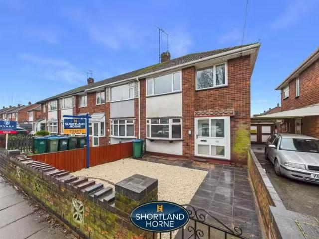 3 bedroom end of terrace house for rent in Beake Avenue, Radfo.