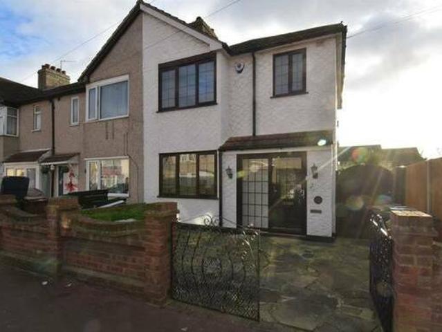 3 bedroom end of terrace house for rent in Beamway Dagenham East RM10