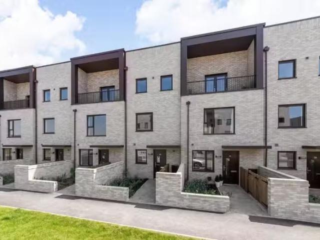 3 bedroom end of terrace house for rent in Bearsden Avenue, Ca.