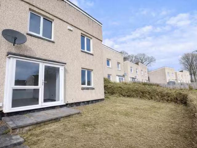 3 bedroom end of terrace house for rent in Beech Road, Bathga.