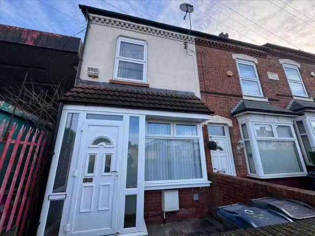 3 bedroom end of terrace house for rent in Berkeley Road East.