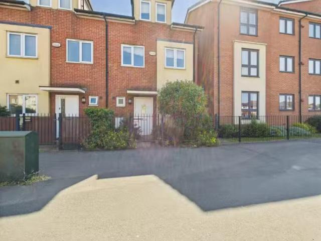 3 bedroom end of terrace house for rent in Bicester Road, Ayle.