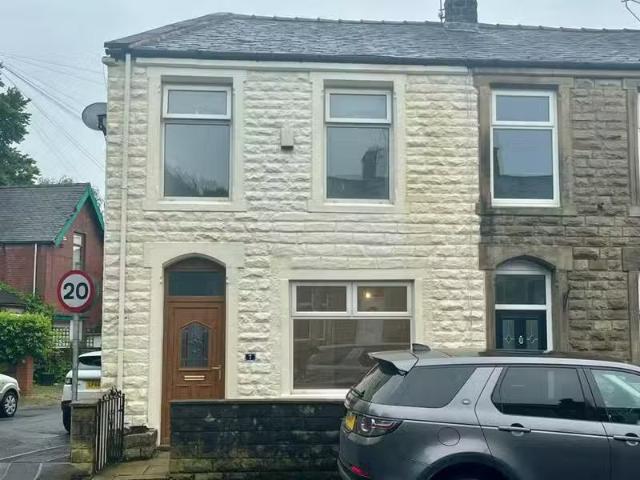 3 bedroom end of terrace house for rent in Blackburn Road, Pad.