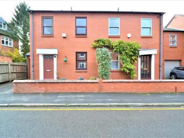 3 bedroom end of terrace house for rent in Bull Street, Harbor.