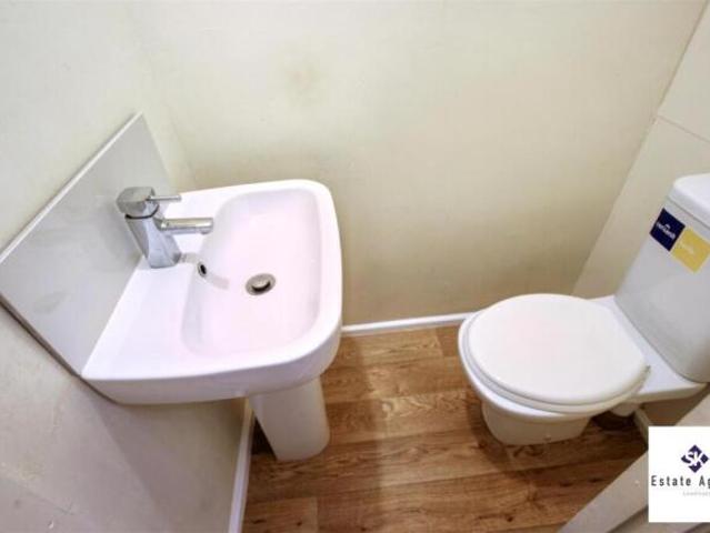 3 bedroom end of terrace house for rent in Green Oak Avenue, S17