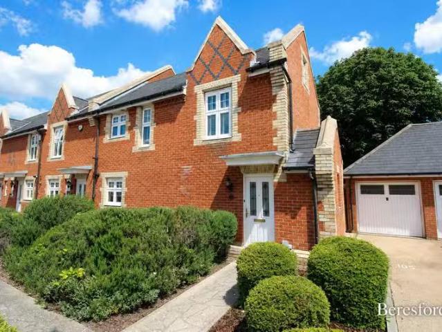 3 bedroom end of terrace house for rent in Grey Lady Place, CM11
