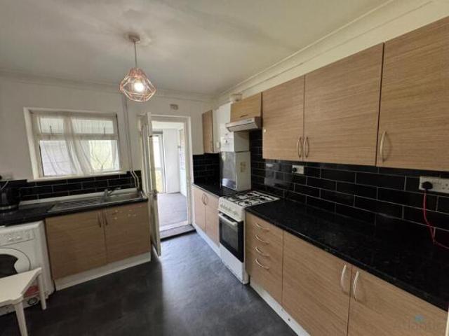 3 bedroom end of terrace house for rent in Dartford Avenue, Ponders End, N9