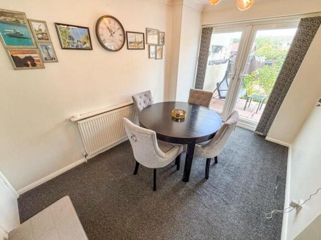 3 bedroom end of terrace house for rent in Dee Road, Tilehurst, RG30