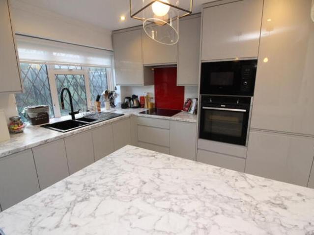 3 bedroom end of terrace house for rent in Delcombe Avenue, Worcester Park KT4