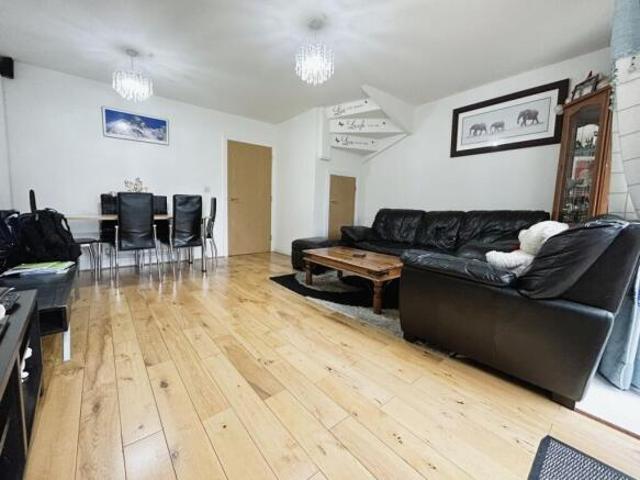 3 bedroom end of terrace house for rent in Denton Way, Langley, SL3