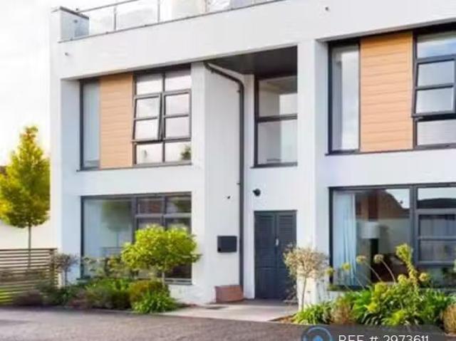 3 bedroom end of terrace house for rent in Edina Mews, Exeter.