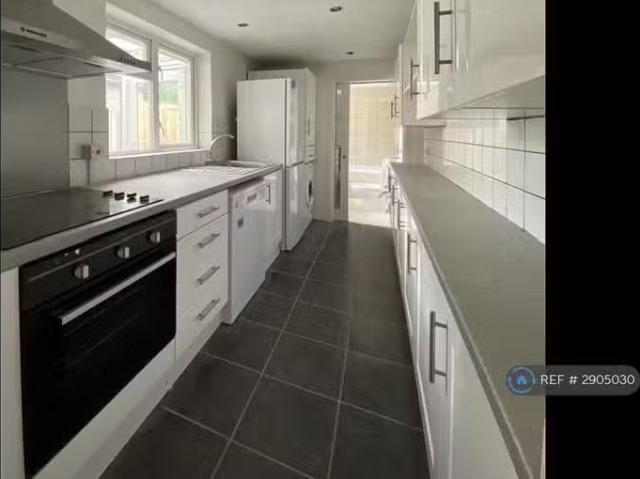 3 bedroom end of terrace house for rent in Eland Road, Croydon.