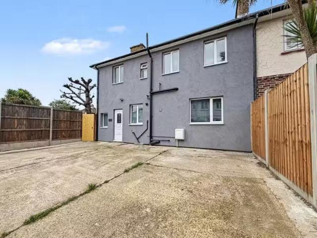 3 bedroom end of terrace house for rent in Ellison Road, Sidcu.