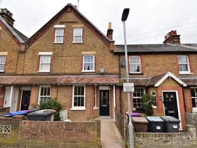 3 bedroom end of terrace house for rent in Elm Grove, Bishop's.