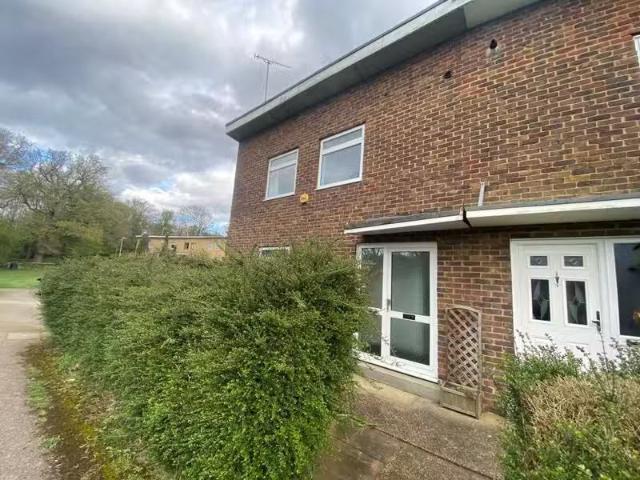 3 bedroom end of terrace house for rent in Foxglove Close, HAT.