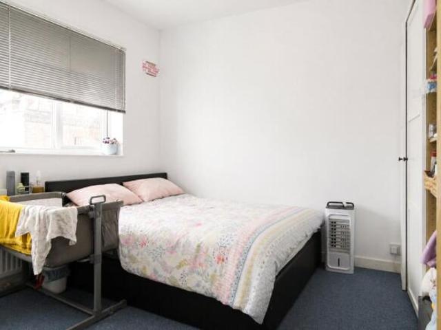 3 bedroom end of terrace house for rent in Farm Avenue, London, SW16