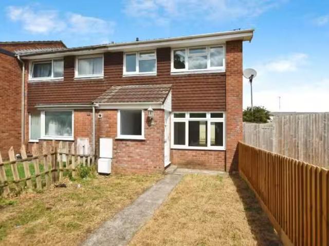 3 bedroom end of terrace house for rent in King Edward Close.