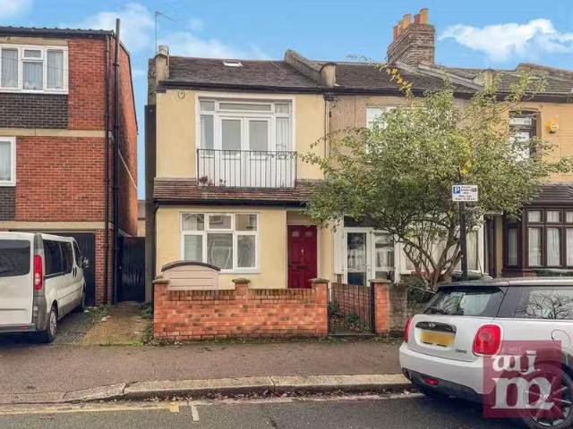 3 bedroom end of terrace house for rent in Haig Road West, Pla.