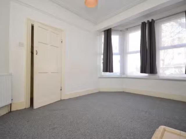 3 bedroom end of terrace house for rent in Henniker Gardens, E.