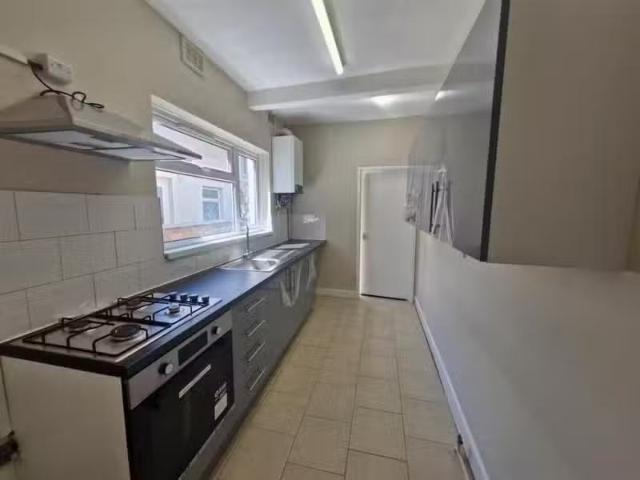 3 bedroom end of terrace house for rent in Henrietta Street, S.
