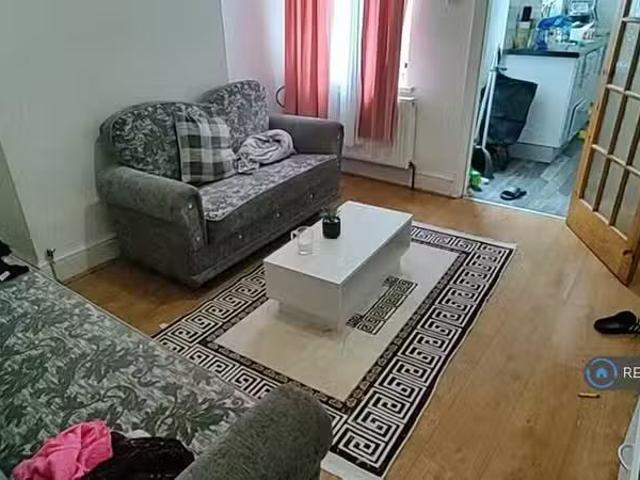 3 bedroom end of terrace house for rent in Hereford Avenue, Bi.