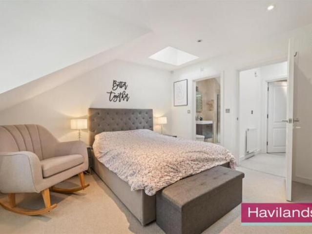 3 bedroom end of terrace house for rent in Highfield Road, London, N21