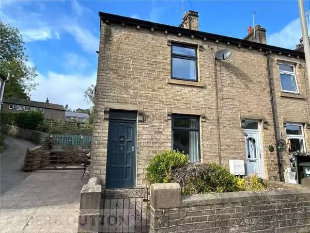 3 bedroom end of terrace house for rent in Huddersfield Road.