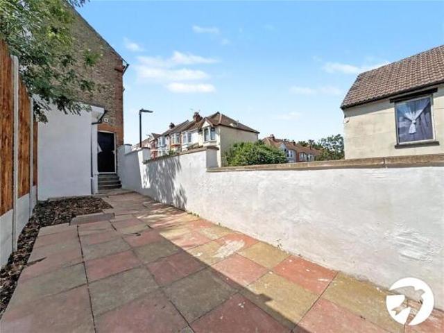 3 bedroom end of terrace house for rent in Ingle Road, Chatham, Kent, ME4