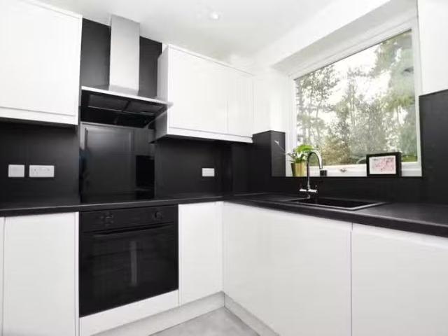 3 bedroom end of terrace house for rent in Old Rectory Close.