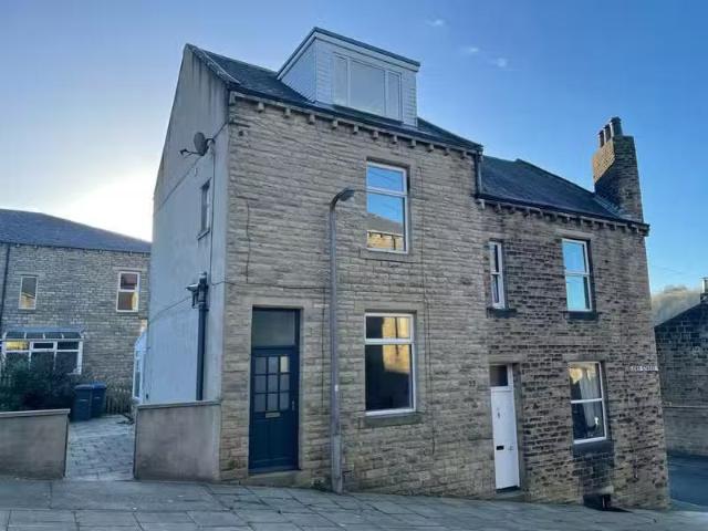 3 bedroom end of terrace house for rent in Lord Street, Hawort.