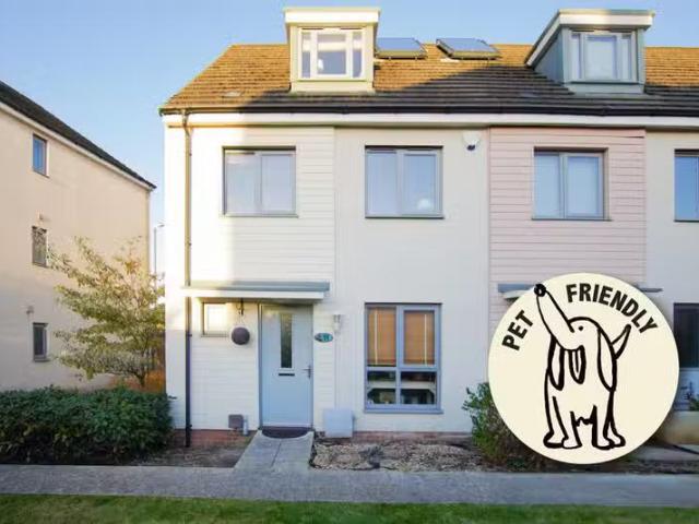 3 bedroom end of terrace house for rent in Lawn Close, Cheswic.