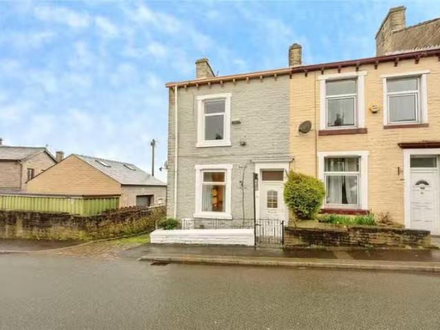 3 bedroom end of terrace house for rent in Langroyd Road, Coln.
