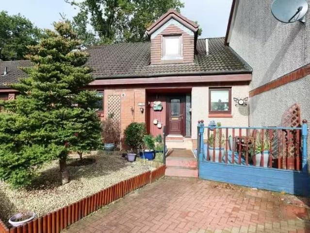 3 bedroom end of terrace house for rent in Leving Place, Elibu.