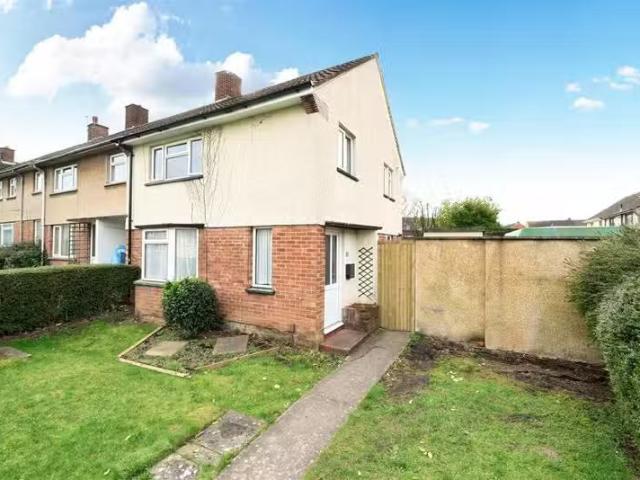 3 bedroom end of terrace house for rent in Lincoln Close, Keyn.