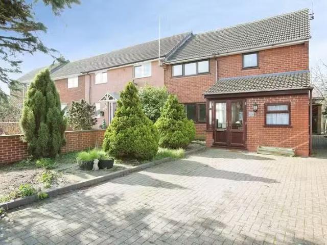 3 bedroom end of terrace house for rent in Lister Road, Athers.