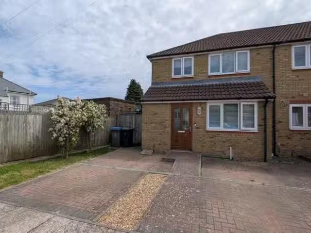 3 bedroom end of terrace house for rent in Lydia Road, Walmer.