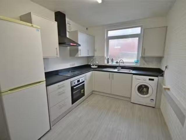 3 bedroom end of terrace house for rent in Morris Green Lane.
