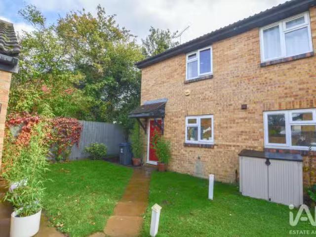 3 bedroom end of terrace house for rent in Mathams Drive, Bish.