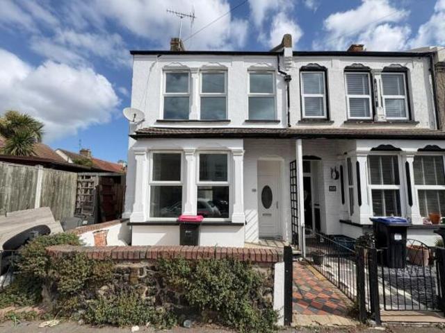 3 bedroom end of terrace house for rent in Northumberland Avenue, Southend On Sea, Essex, SS1